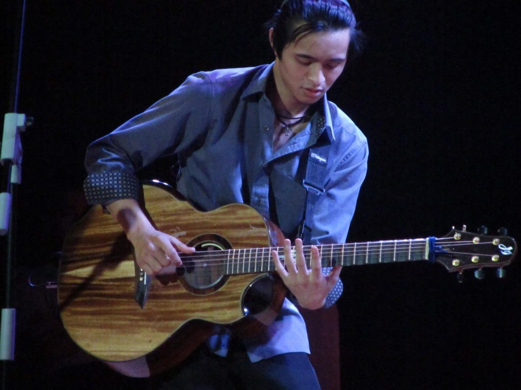 Acoustic guitar virtuoso Shun Ng discovers communication through music